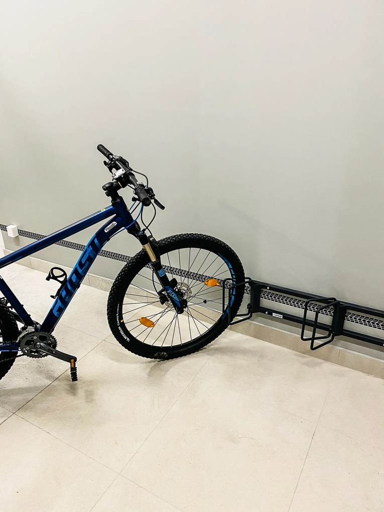 Stojan na kola na zeď s držáky pod úhlem 45° pro 4–6 kol (KS-640) Počet stání: pro 5 kol, Povrchová úprava: prášková barva (černá struktura)