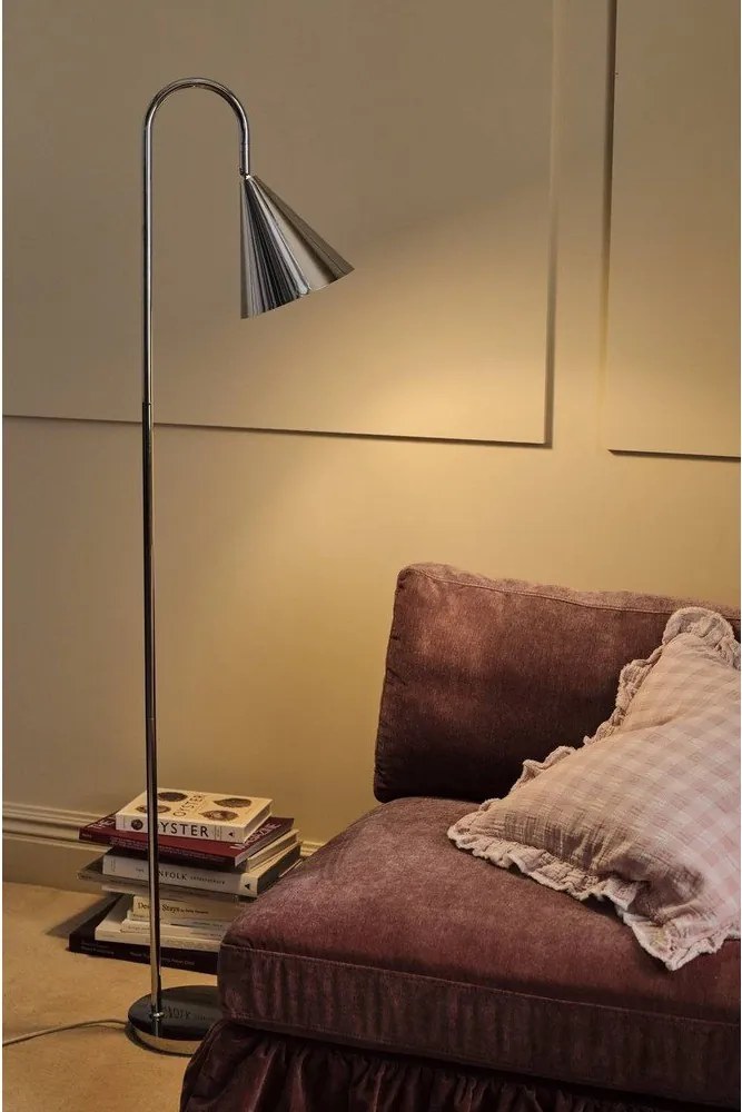 Kovová stojací lampa s ohybatelnou konstrukcí v leskle stříbrné barvě (výška 145 cm) Liam – Ellos Home