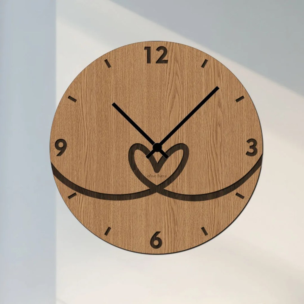 dřevo života Dřevěné SRDCOVÉ hodiny na stěnu Zvolte barvu dekoru: Antracitová, Zvolte velikost hodin (cm): 50x50, Barva ručiček: Černé