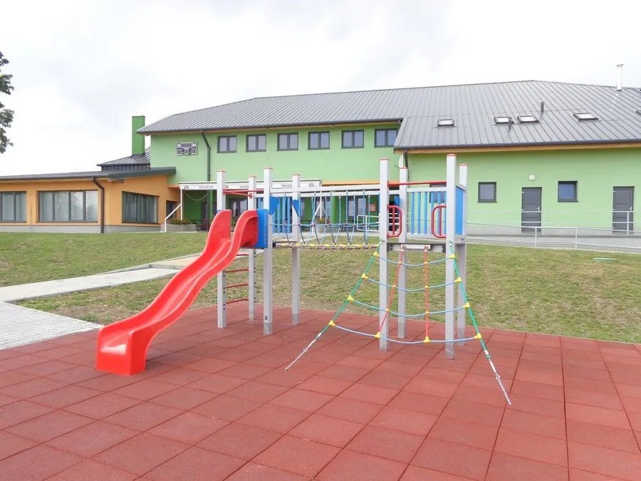 Černá gumová dlaždice (V30/R15) - délka 50 cm, šířka 50 cm a výška 3 cm