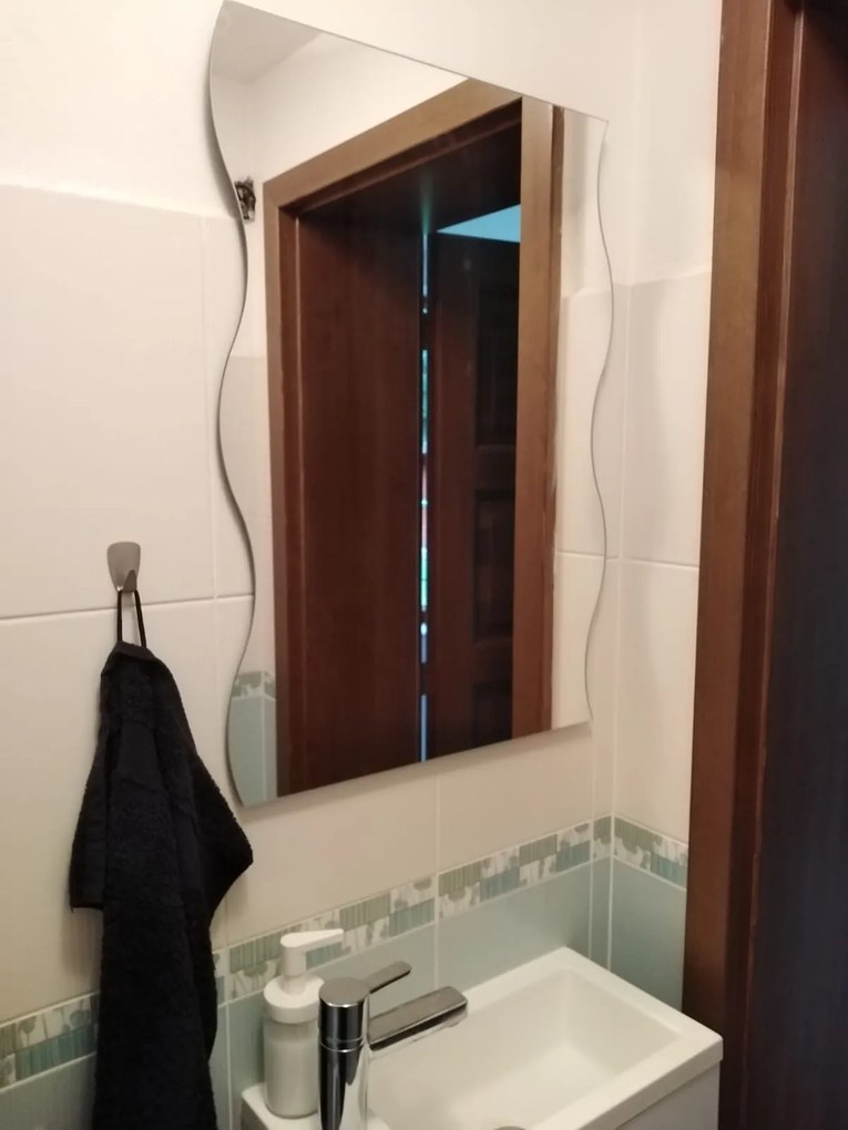 Zrcadlo do koupelny do předsíně a na chodbu na zeď do pokoje do ložnice kulaté oválné tvarové BONNY vlnka 3mm, 50 x 70cm, broušené, včetně závěsů 610-672