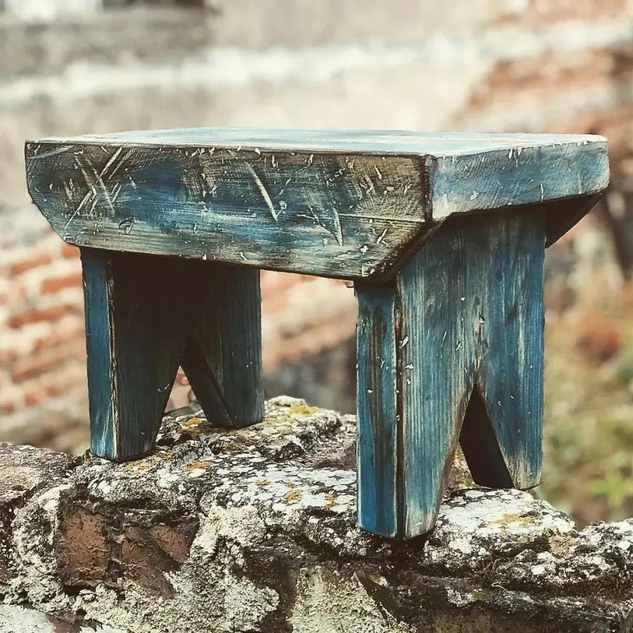 Stará Krása – Ruční výroba Modrá vintage stolička s patinou