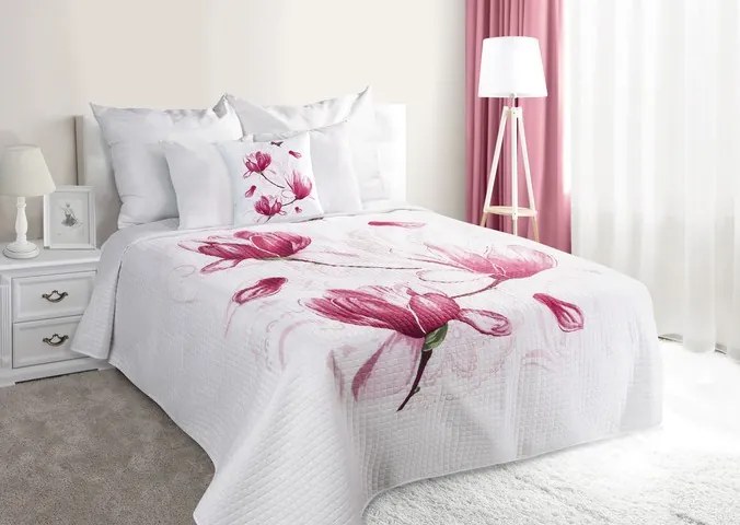 Bílý prošívaný přehoz na postel s květem