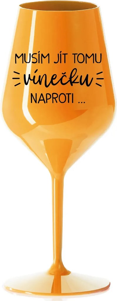 MUSÍM JÍT TOMU VÍNEČKU NAPROTI... - oranžová nerozbitná sklenice na víno 470 ml