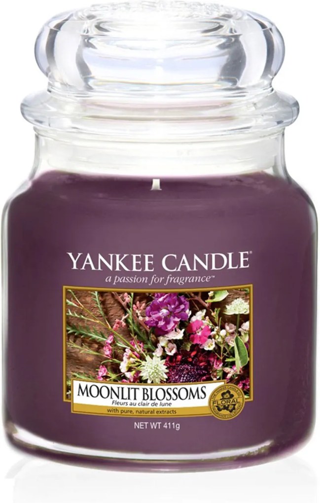 Yankee Candle fialové vonná svíčka Moonlit Blossoms Classic střední