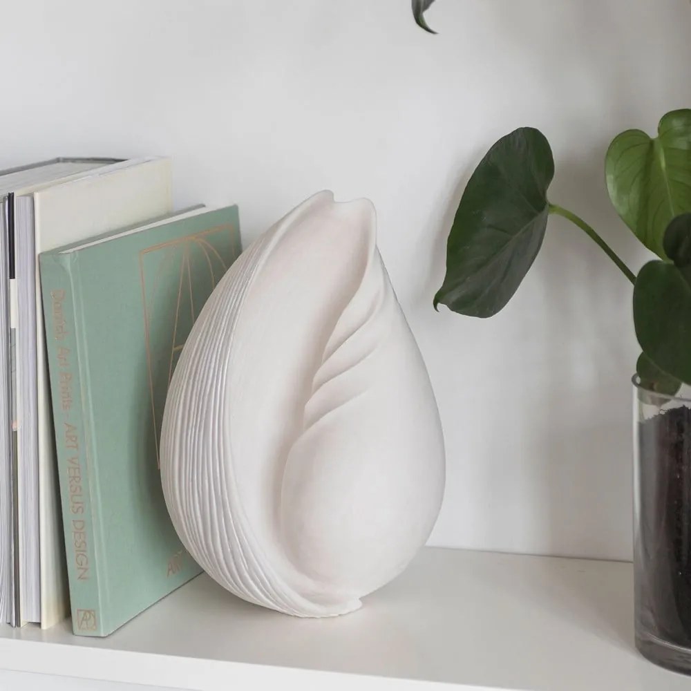 Soška z polyresinu (výška 30,5 cm) Conch – Mette Ditmer Denmark