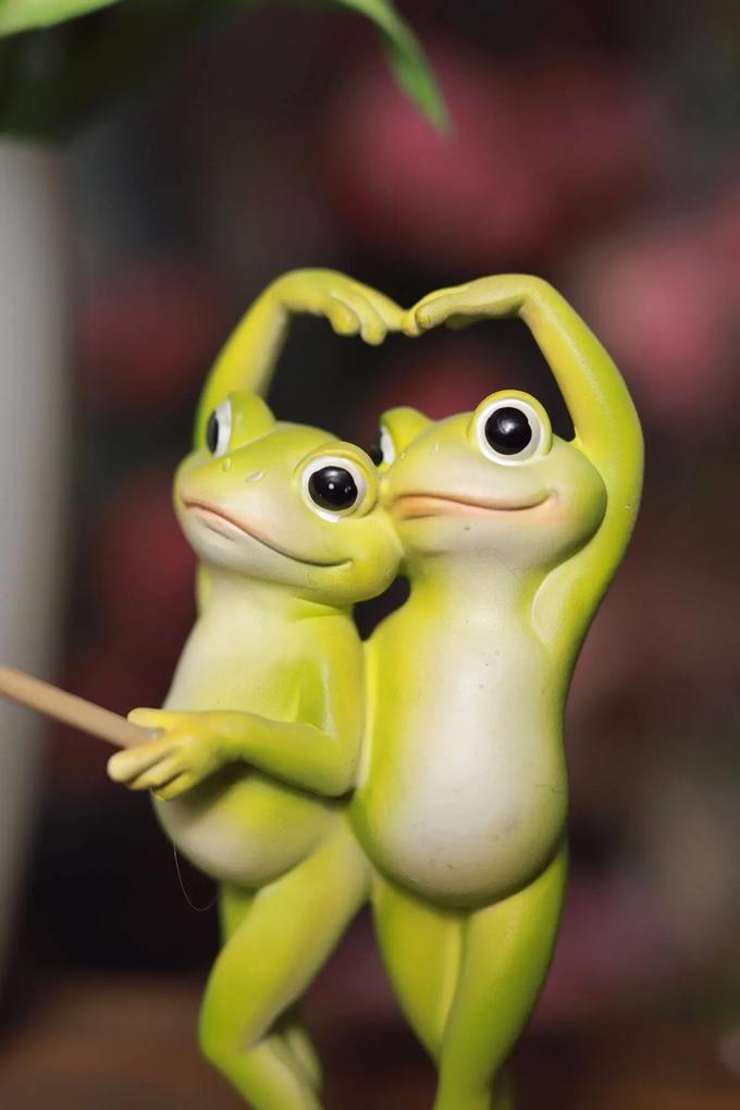 Dekorační soška žab, které si dělají selfie 18cm