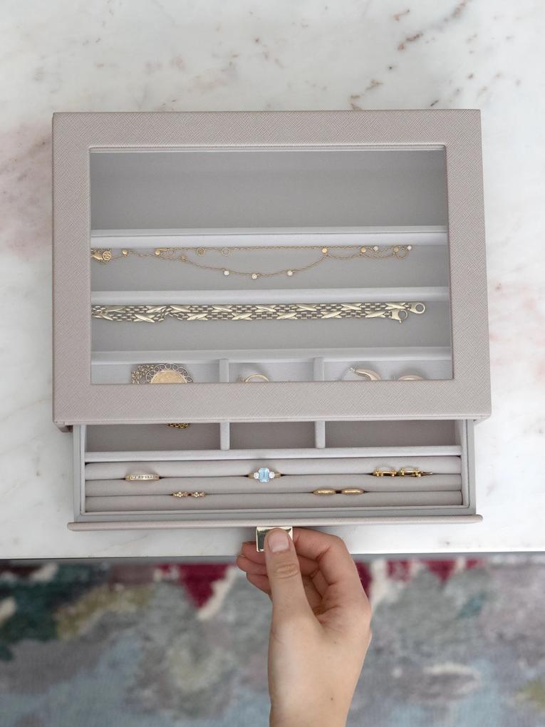 Krabička na šperky Stackers s 6 přihrádkami se zásuvkou a skleněným víkem classic taupe