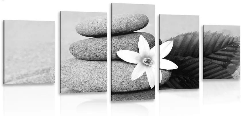 5-dílný obraz květ a kameny v písku v černobílém provedení - 200x100 cm