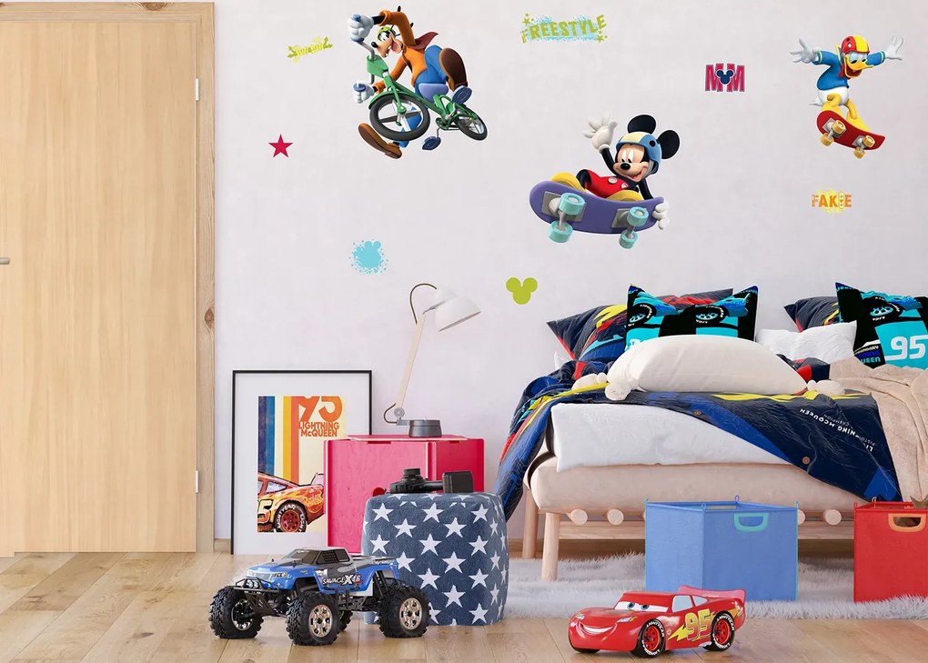 Dětská samolepka na zeď Disney Myšák Mickey na Skateboardu | 65 x 85 cm | DDK855