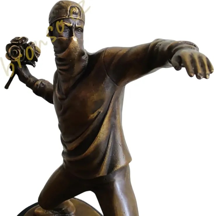 Bronzová socha Banksy: Flower Thrower – Hodící se květinář - Moderní umění, designová soška