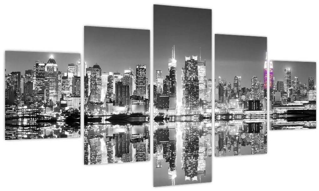 Obraz - New York a fialový mrakodrap (125x70 cm)