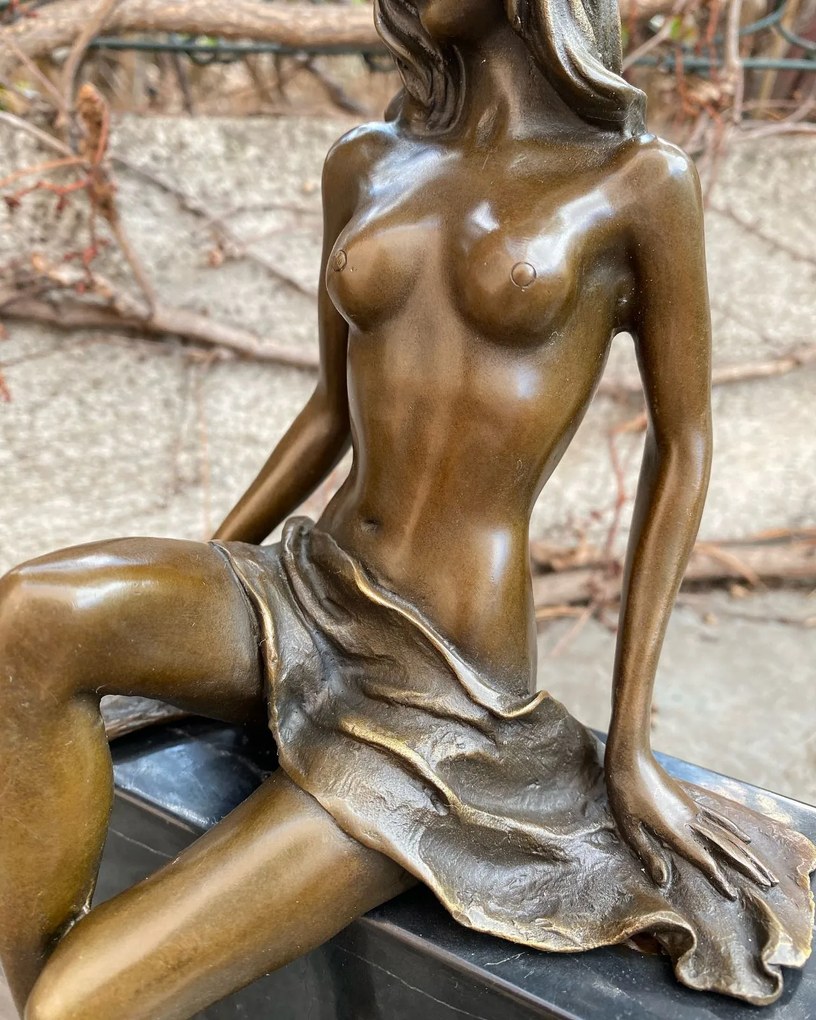 Erotická bronzová socha soška - Polonahá sexy žena