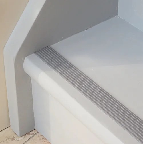 Tenký protiskluzový profil I na schody, 5m - Šedá / 5 m / 28 mm