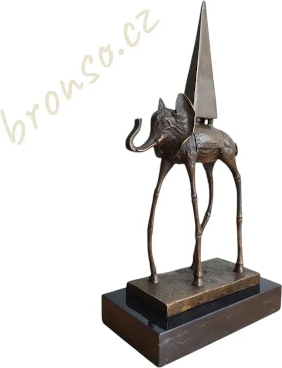 Surrealistická bronzová socha slona s obeliskem – Slon na dlouhých nohách