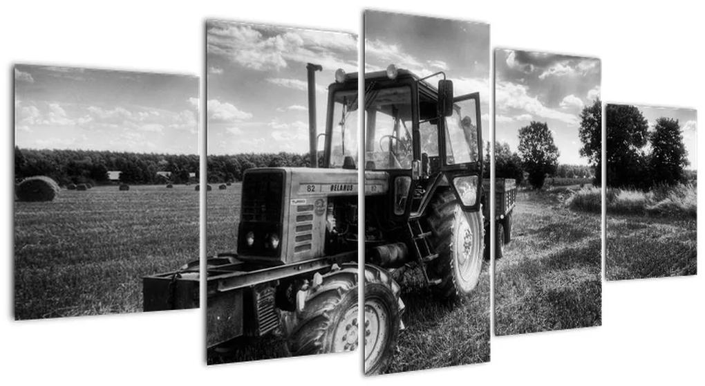Černobílý obraz traktoru