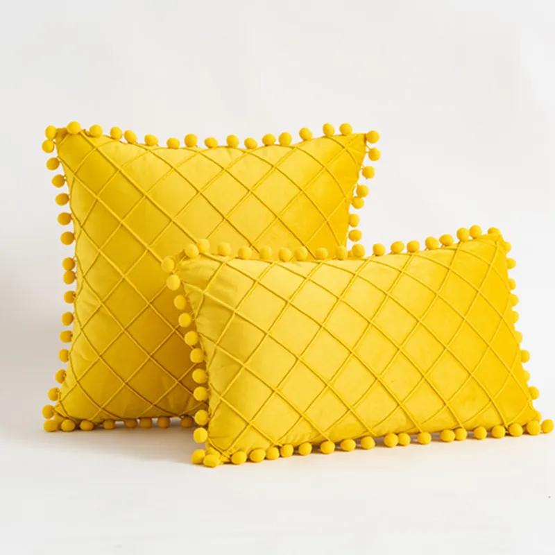 Útulný sametový povlak na polštář s kuličkami 30 x 50 cm Barva: Žlutá