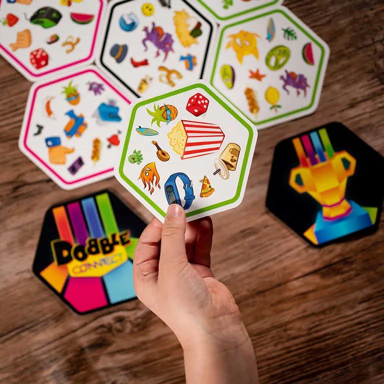 ASMODEE Hra postřehová Dobble Connect *SPOLEČENSKÉ HRY* asdob4c07cs