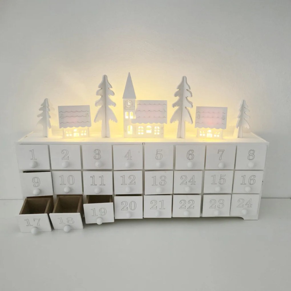 LED adventní kalendář, kostel a chaloupky, dřevěný, 37,5 × 23 × 8 cm, bílá, na 2× AA