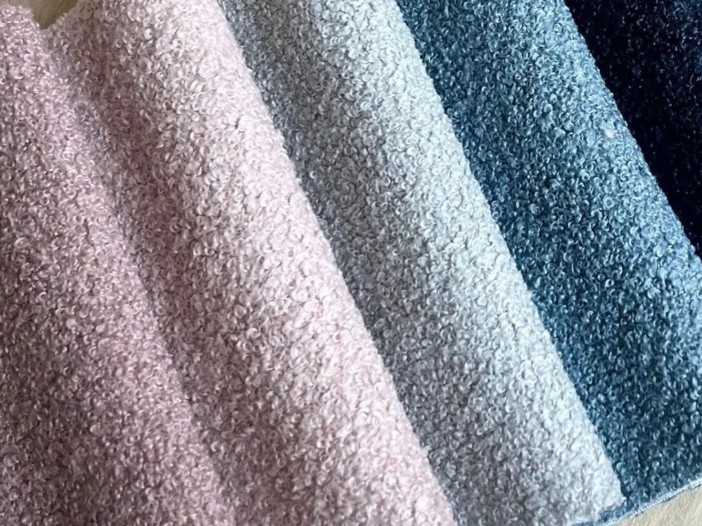 Rovný čalouněný panel na zeď BOUCLÉ se zaoblenými rohy Zvolte barvu: Světle šedá, Zvolte rozměr: 30x70 cm, Uchycení na zeď: Se samolepícím suchým zipem