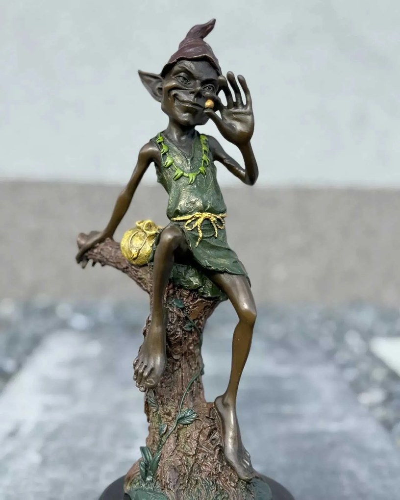 Bronzová socha - Skřítek sedící na větvi pohádková figurka