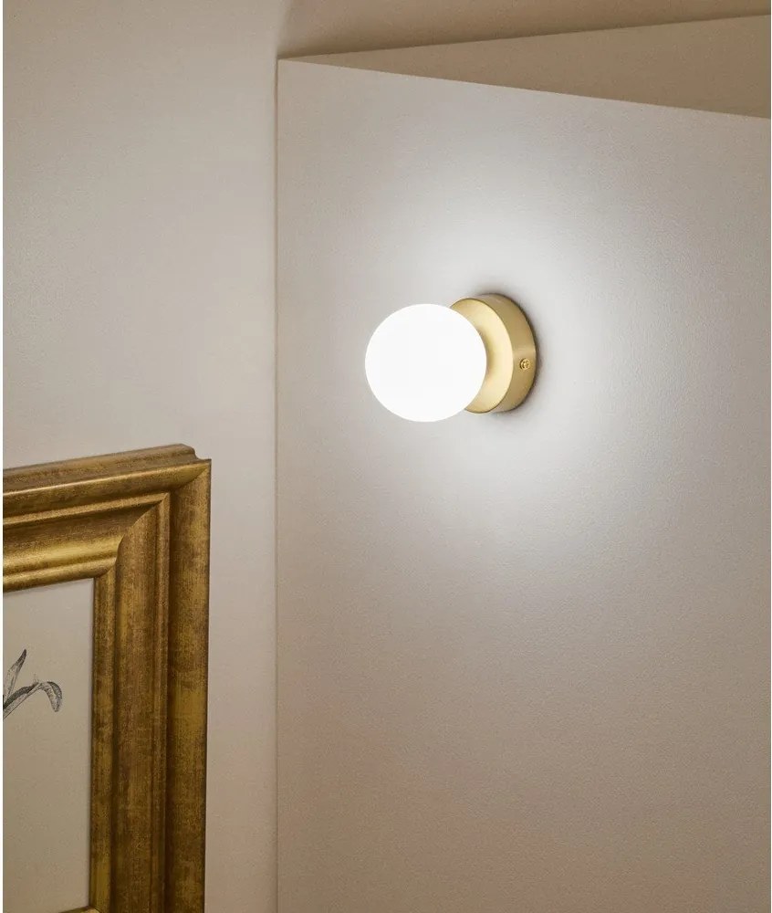 Bílé/ve zlaté barvě kovové nástěnné svítidlo ø 8 cm Brisia – Kave Home