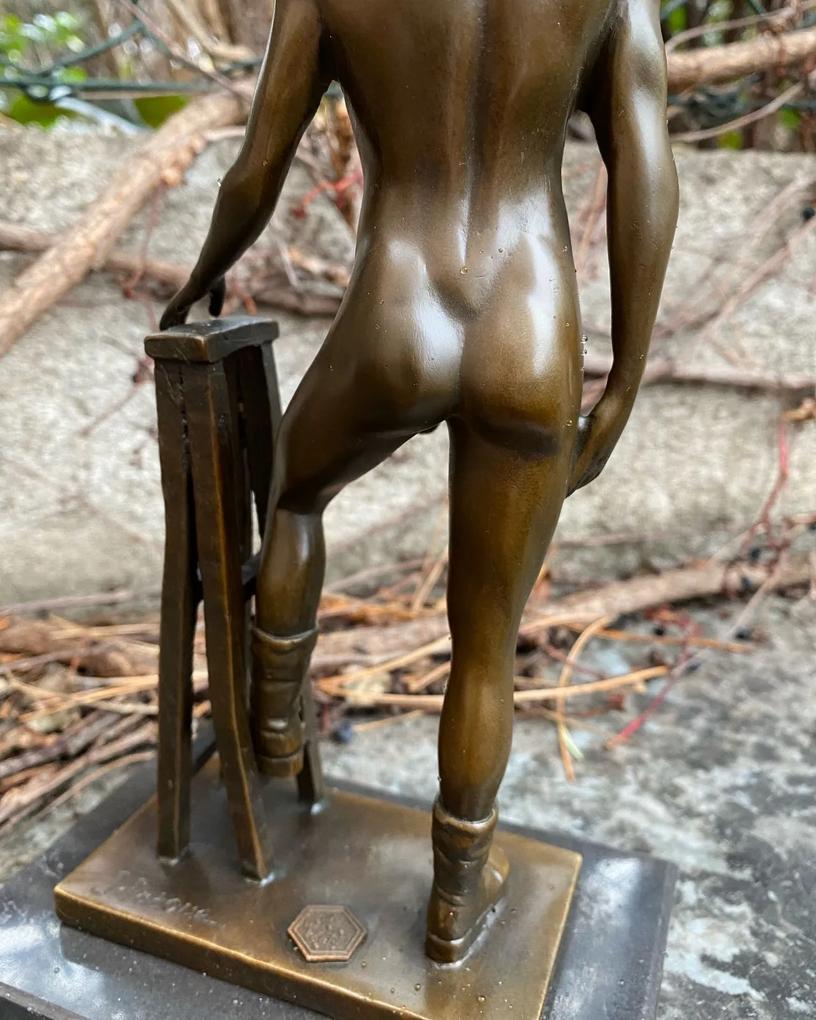 Erotická bronzová socha - Nahý muž s kloboukem