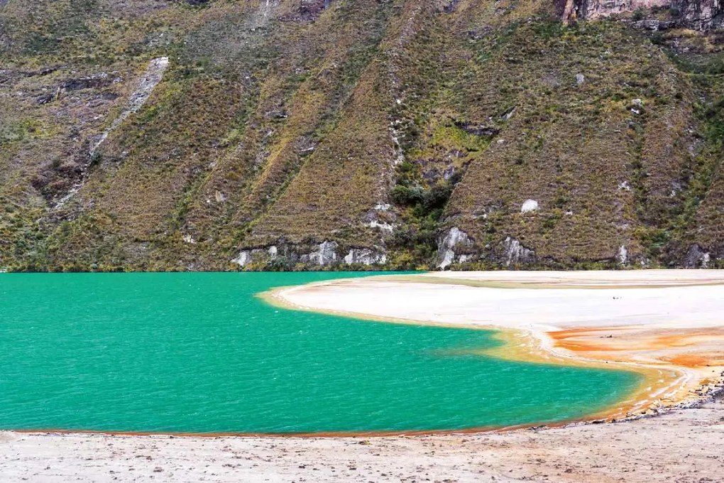 DIMEX | Samolepicí vliesová fototapeta na zeď Jezero v Andách MA-5-3065 | 375 x 250 cm | zelená, bílá, oranžová