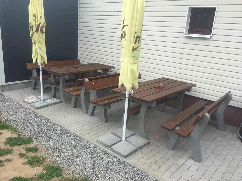 Výhodný set betonového stolu a 2 laviček Pekárek Barva prken: Jedle, Ošetření betonových nohou: Pohledový beton, Délka prken: Prodloužené 180 cm