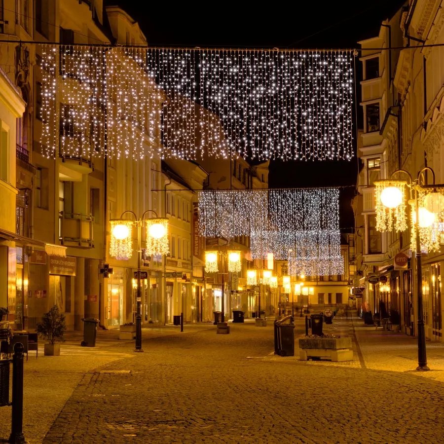 Easy Fix LED světelný závěs venkovní, 100 × 150 cm, ledově bílá, 150 diod, bílý kabel, IP67, prodlužovací