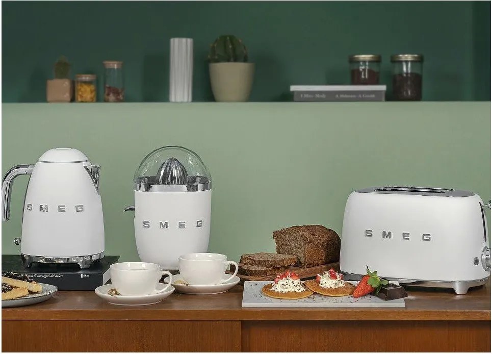 Matně bílá rychlovarná konvice 1,7 l 50's Retro Style – SMEG