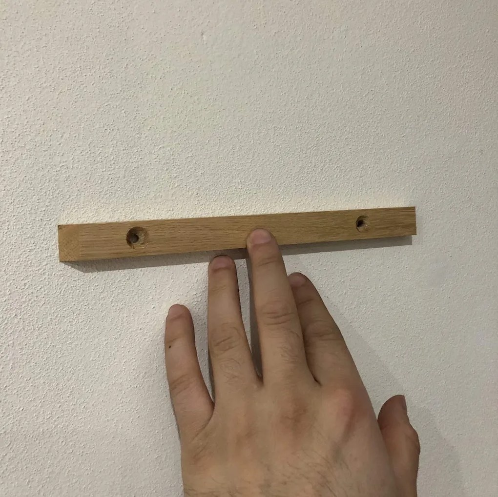 KULHÁNEK Police s přírodní hranou - boční uchycení Délka: 60 cm, Šířka: 30 cm