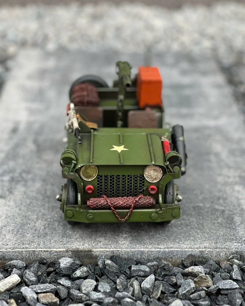 Plechový model - Armádní Jeep se zbraní