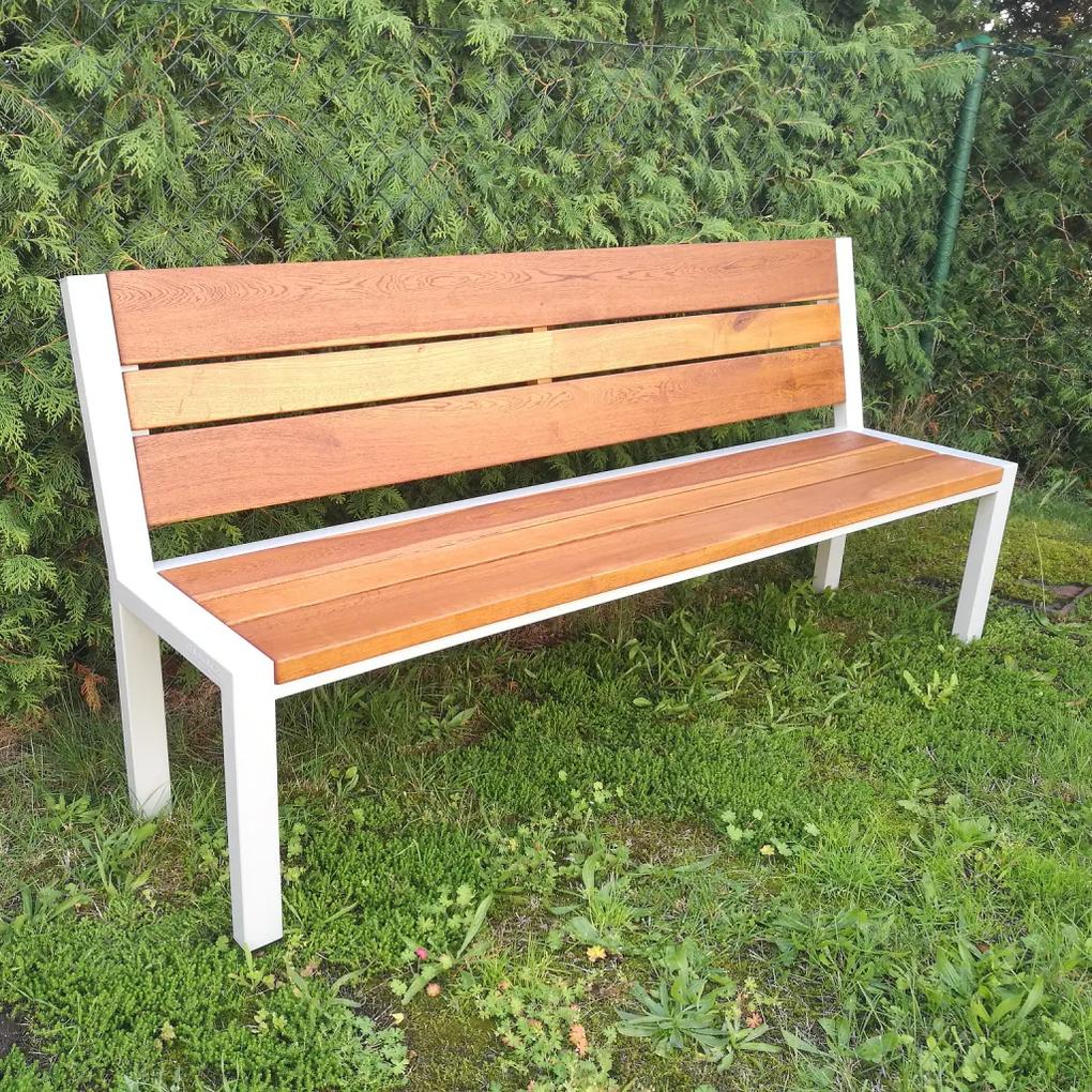 KULHÁNEK Zahradní lavice s kovovou hranou a nohami Délka: 150 cm, Odstín nátěru: individuální, Odstín podnože: bílá - RAL 9010