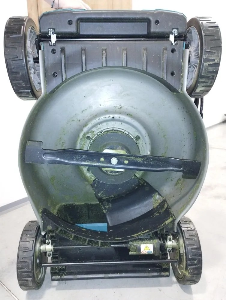 Makita LM002GZ-V aku sekačka s pojezdem 530mm Li-ion XGT 40V bez aku Z VRÁCENO ZÁKAZNÍKEM POUŽITO POŠKOZENÁ KRABICE