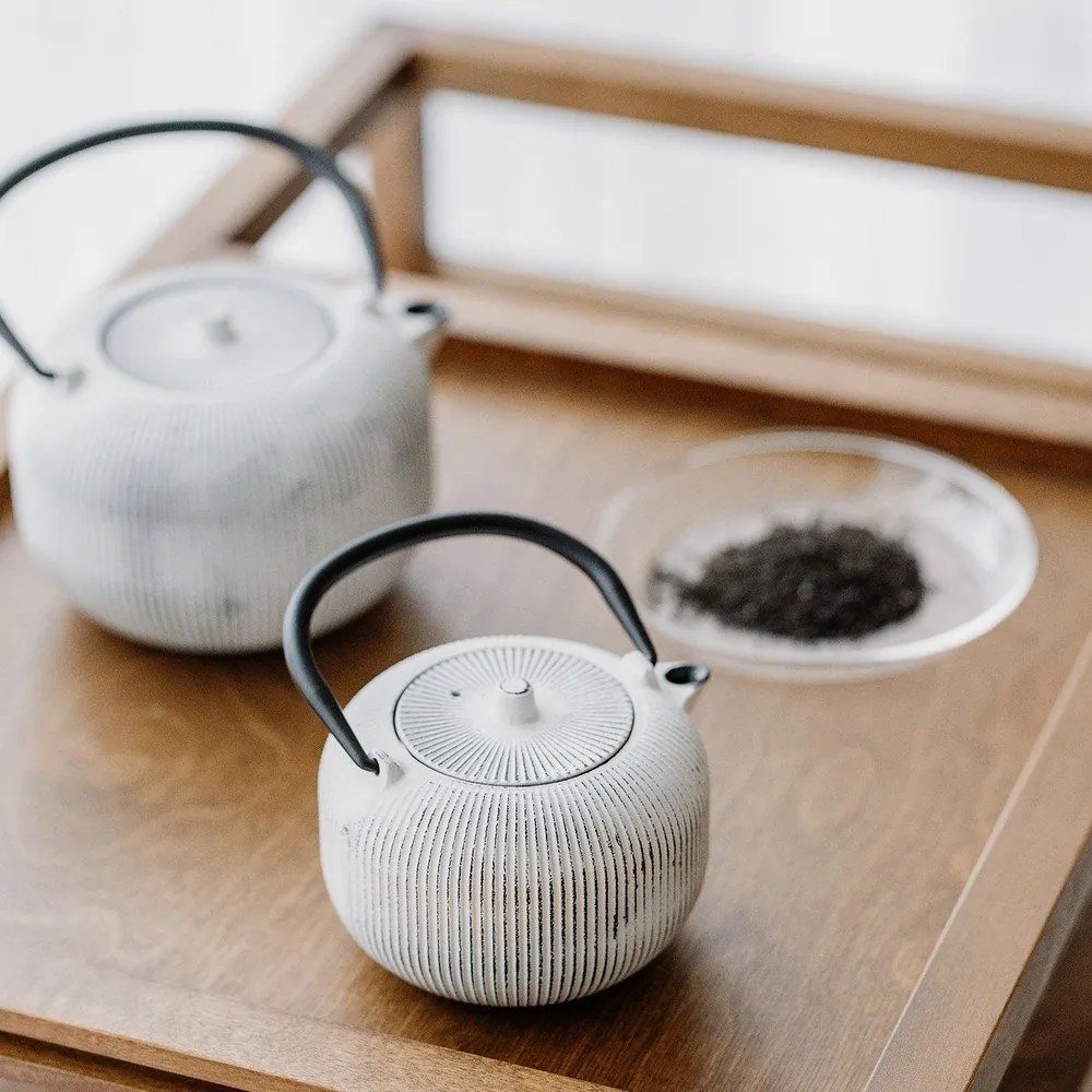 Černobílá konvice na čaj z litiny se sítkem 350 ml Sencha – S|P Collection