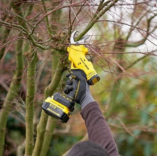 Aku nůžky na větve Stanley FatMax SFMCPP32M1 - použito