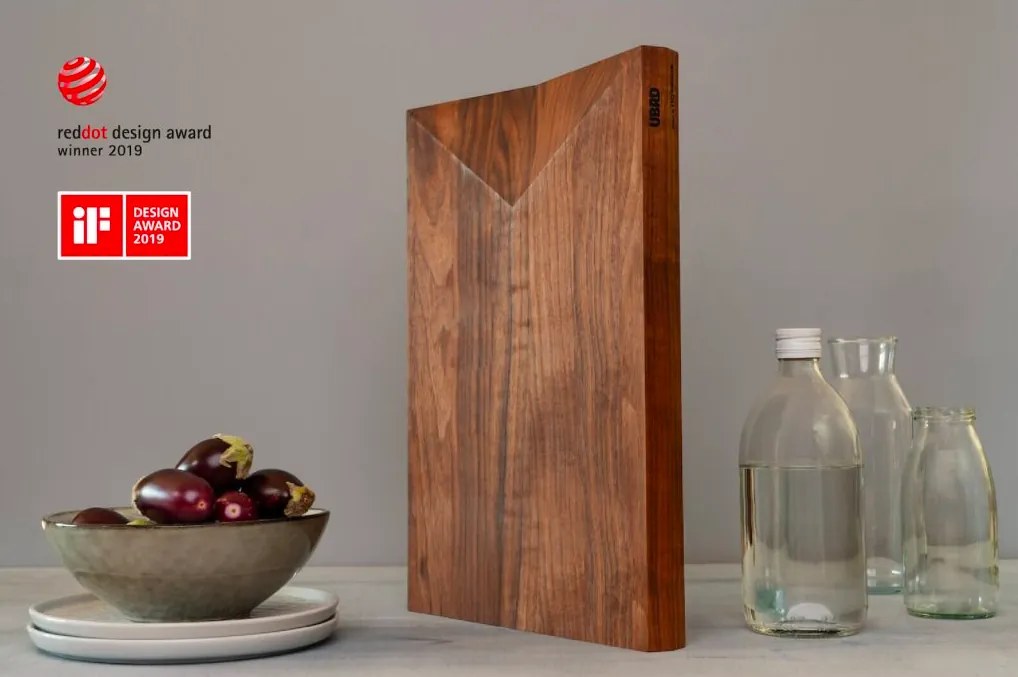 UBRD designové krájecí desky Dřevěné kuchyňské prkénko UBRD Vlajka "M", 35 x 25 x 3 cm