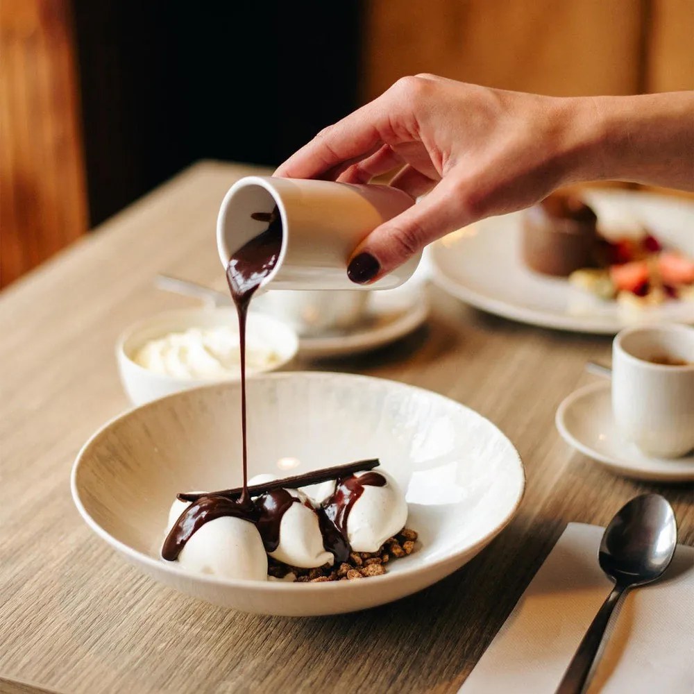 Světle šedý hluboký porcelánový talíř ø 21 cm Nuance – BonBistro