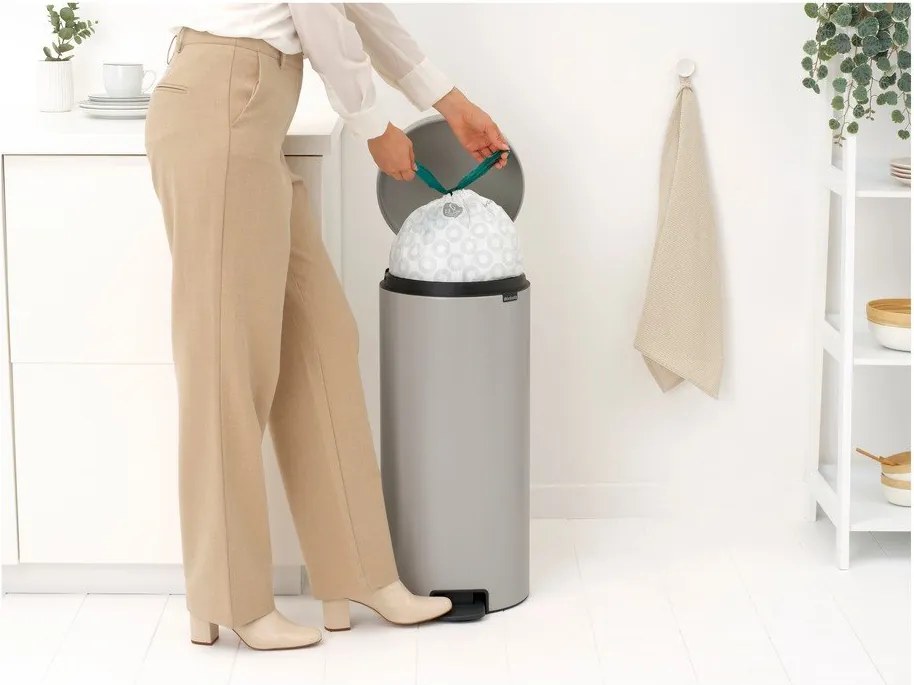 Světle šedý nášlapný ocelový odpadkový koš 30 l NewIcon – Brabantia