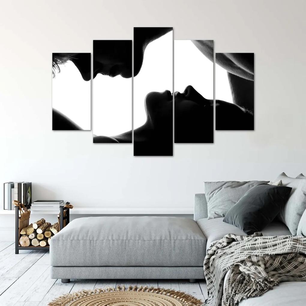 Obraz na plátně pětidílný Polibek pár černá bílá - 150x100 cm
