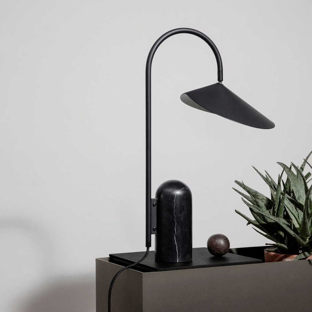 FERM LIVING Stolní lampa Arum, Cashmere