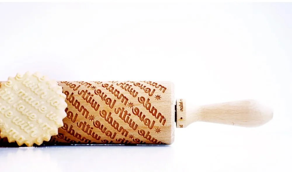 Dřevěný embosovaný váleček Made With Love – Valek