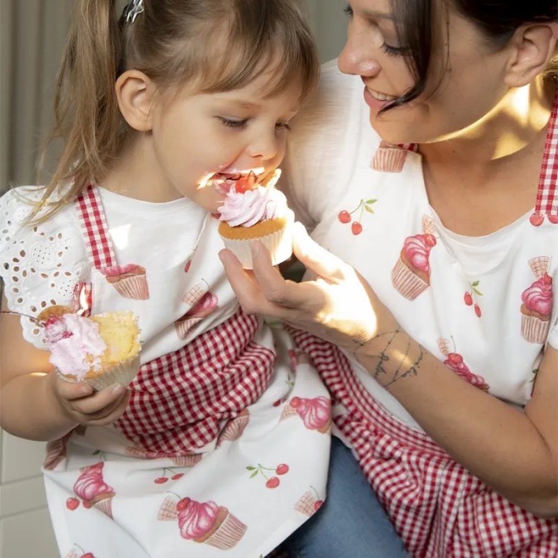 Bavlněná kuchyňská zástěra Cherry Cupcake – 70x85 cm