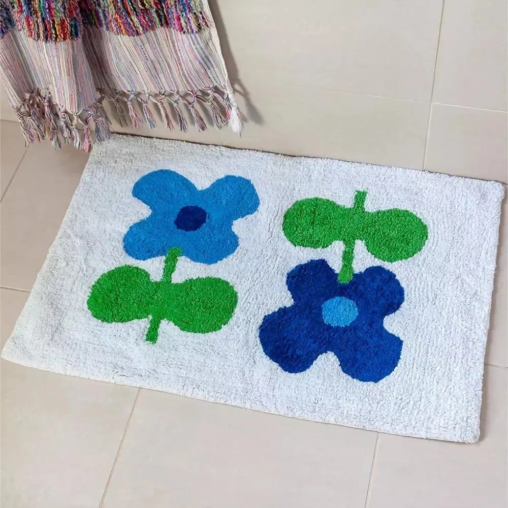 Bílá/modrá koupelnová předložka 50x80 cm Blue Flowers – Rex London