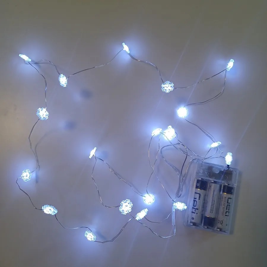 LED světýlka na baterie, vločky, 2,3 m, ledově bílá, 20 diod, čirý kabel, IP20 interiér, 3 × AA