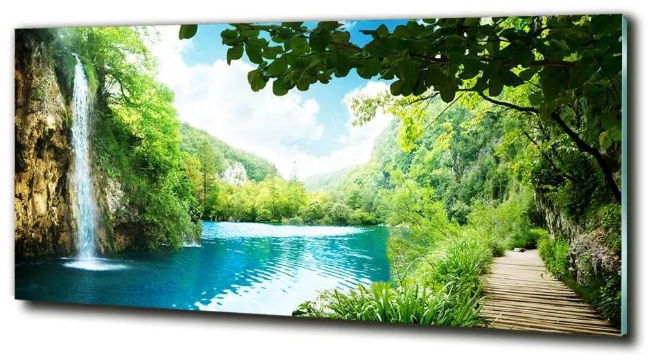 Wallmuralia Foto obraz skleněný horizontální Vodopád v lese 125x50 cm