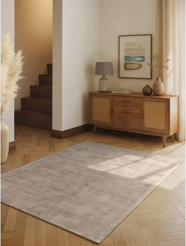 Béžový ručně tkaný koberec z viskózy 80x150 cm Noemi – Vikosa