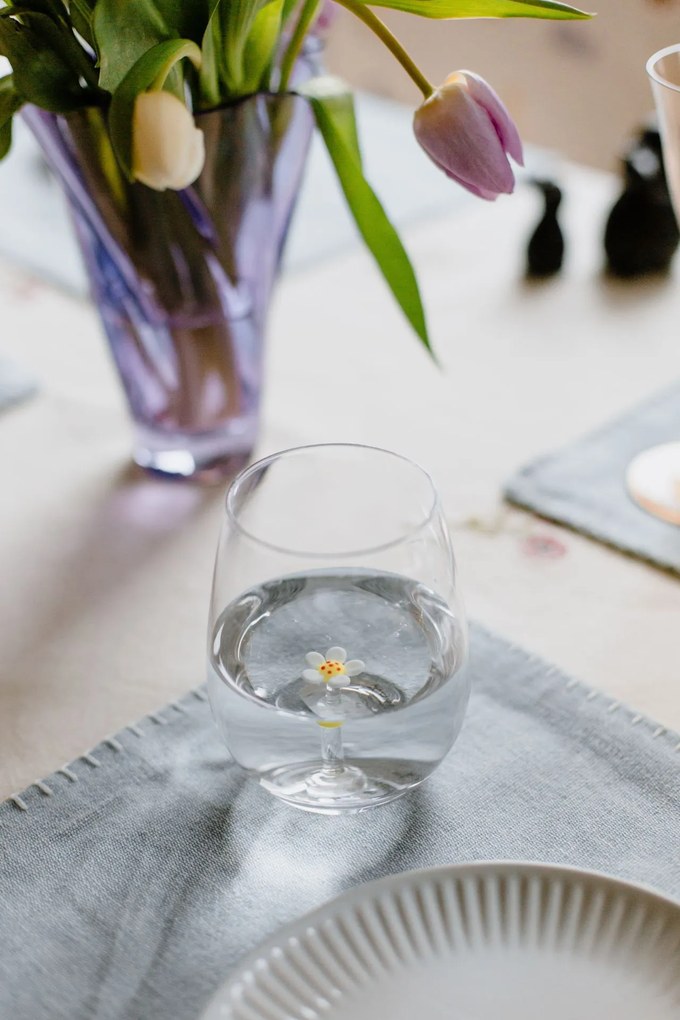 Bloomingville Sklenice na vodu Misa Flower 560 ml, čirá barva, sklo