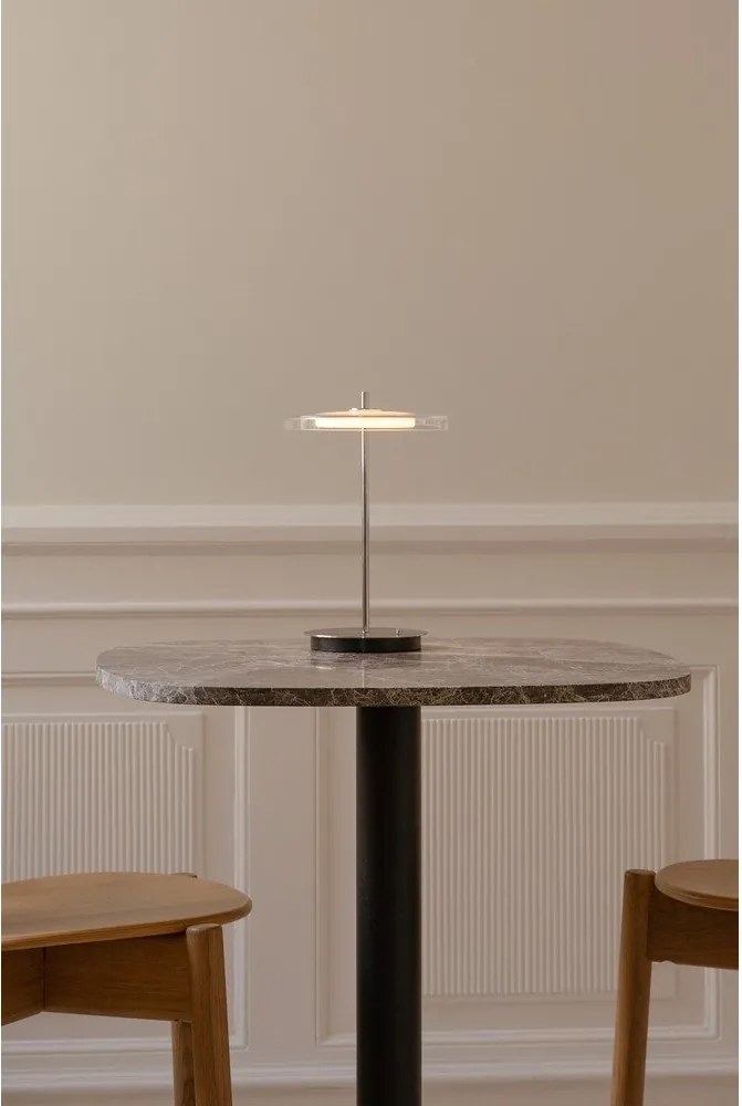 Ocelová LED stolní lampa s USB portem ve stříbrné barvě se skleněným stínidlem (výška 31 cm) Asteria Move – UMAGE
